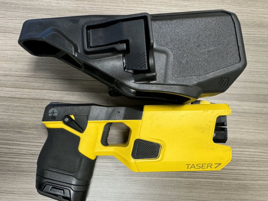 TASER® 7 LE edition comes with battery, holster and cartridges ...