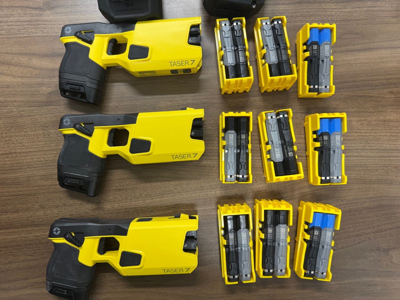 TASER® 7 LE edition comes with rechargeable battery, holster, 10 ...